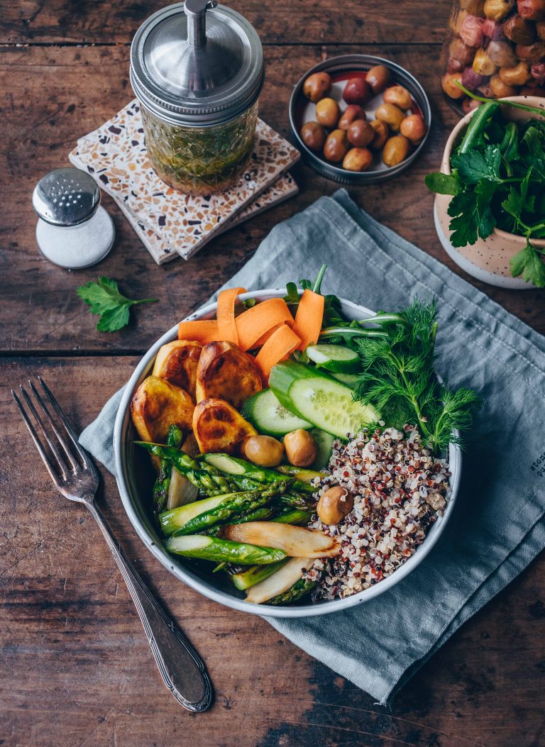 Spring Bowl with asparagus and crispy potatoes - Klara`s Life