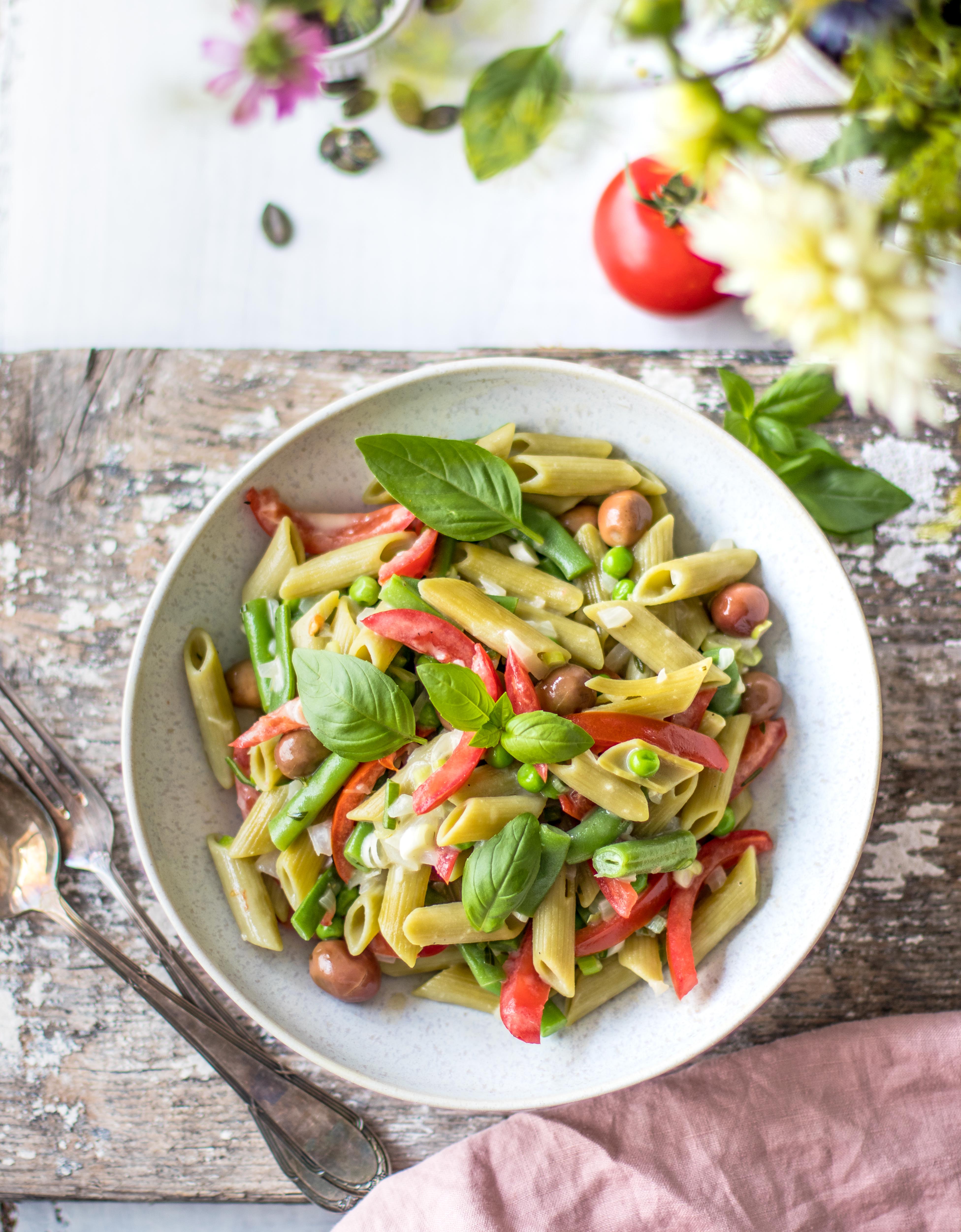 Green Pea Pasta with creamy sauce | easy and vegan recipe - Klara`s Life