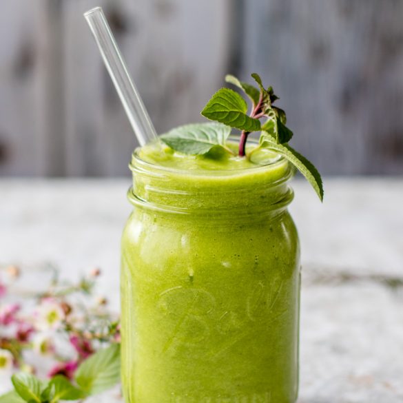 Peppermint smoothie with pineapple and spinach - Klara`s Life